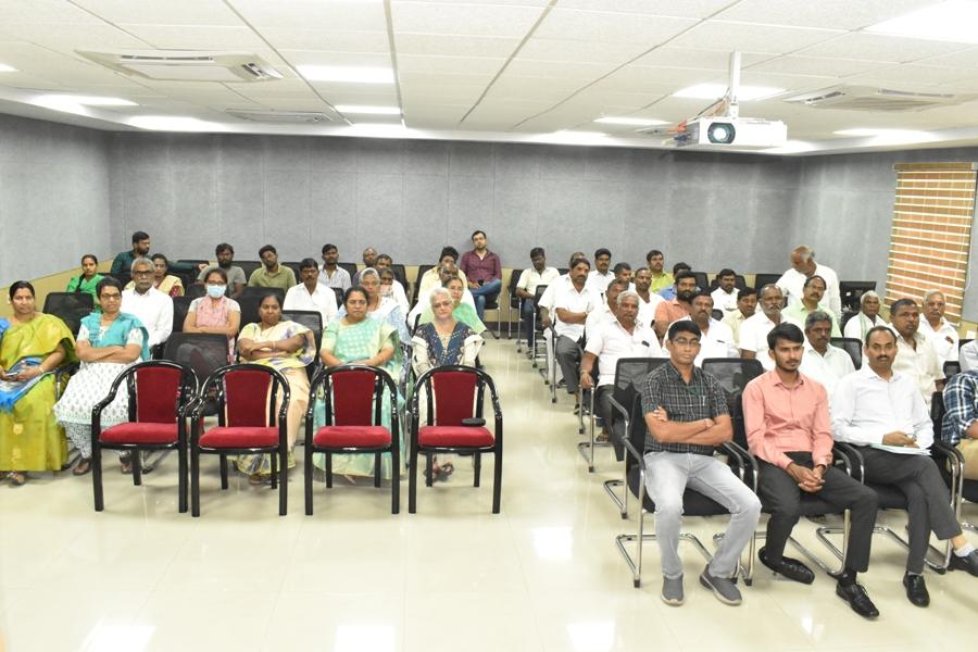 Staff of IIOR, farmers and other stakeholders participating in the ...