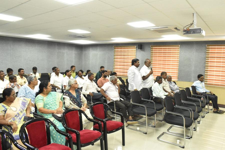 Staff of IIOR, farmers and other stakeholders participating in the ...