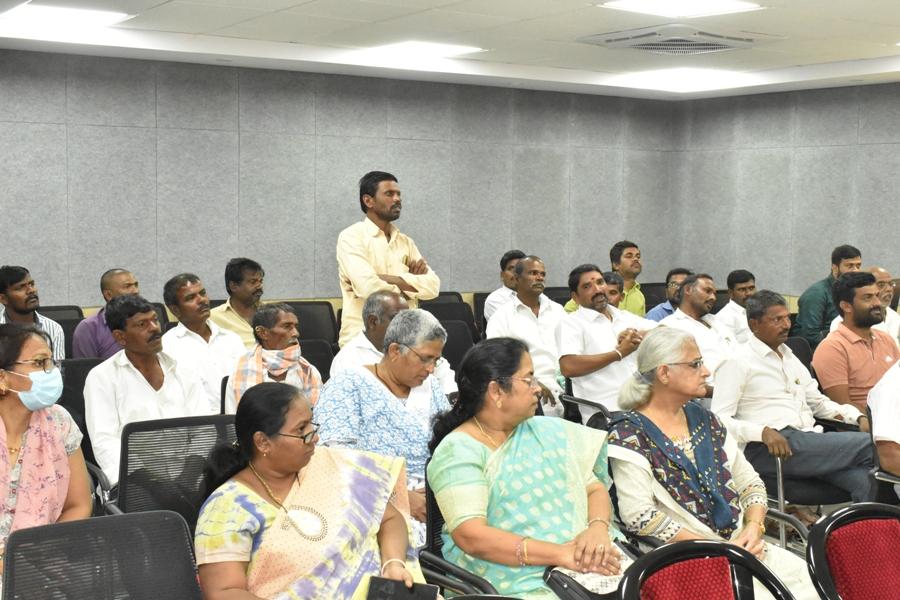 Staff of IIOR, farmers and other stakeholders participating in the ...